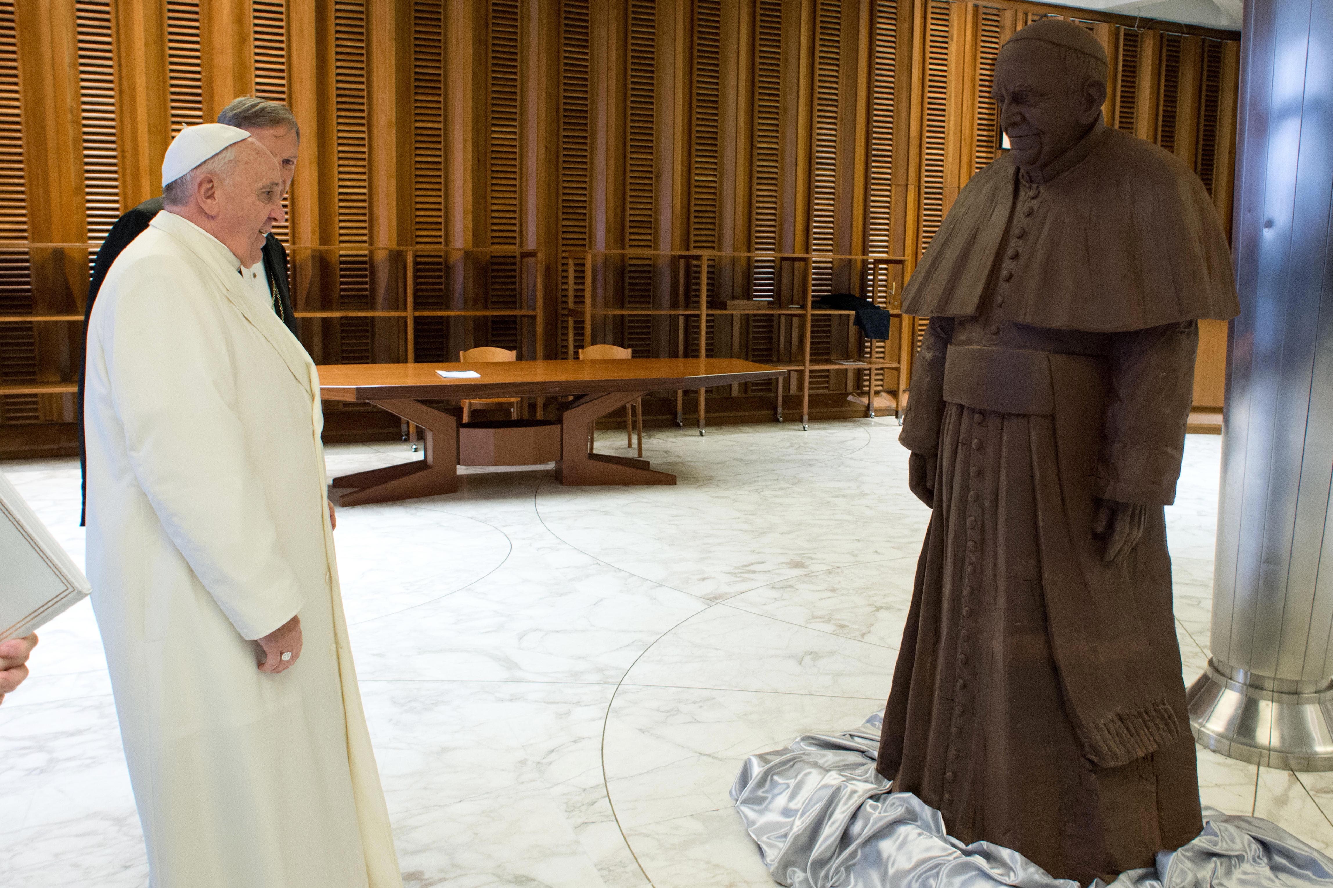 Pope receives life-size sculpture of himself made of chocolate | Fox News