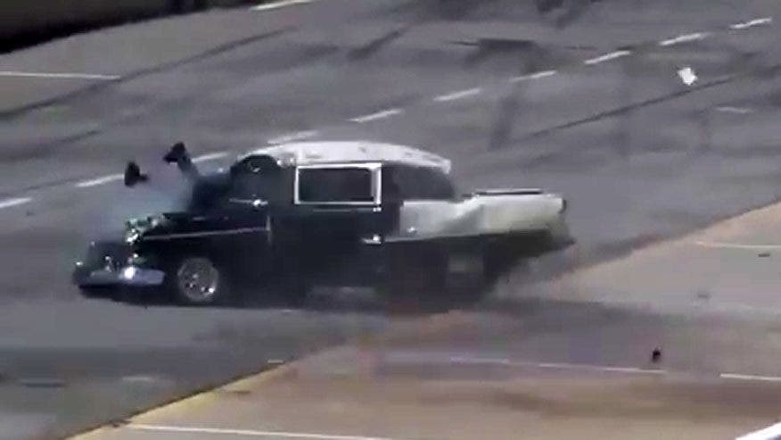 Drag racer crashes feet-first through windshield, strolls away | Fox News