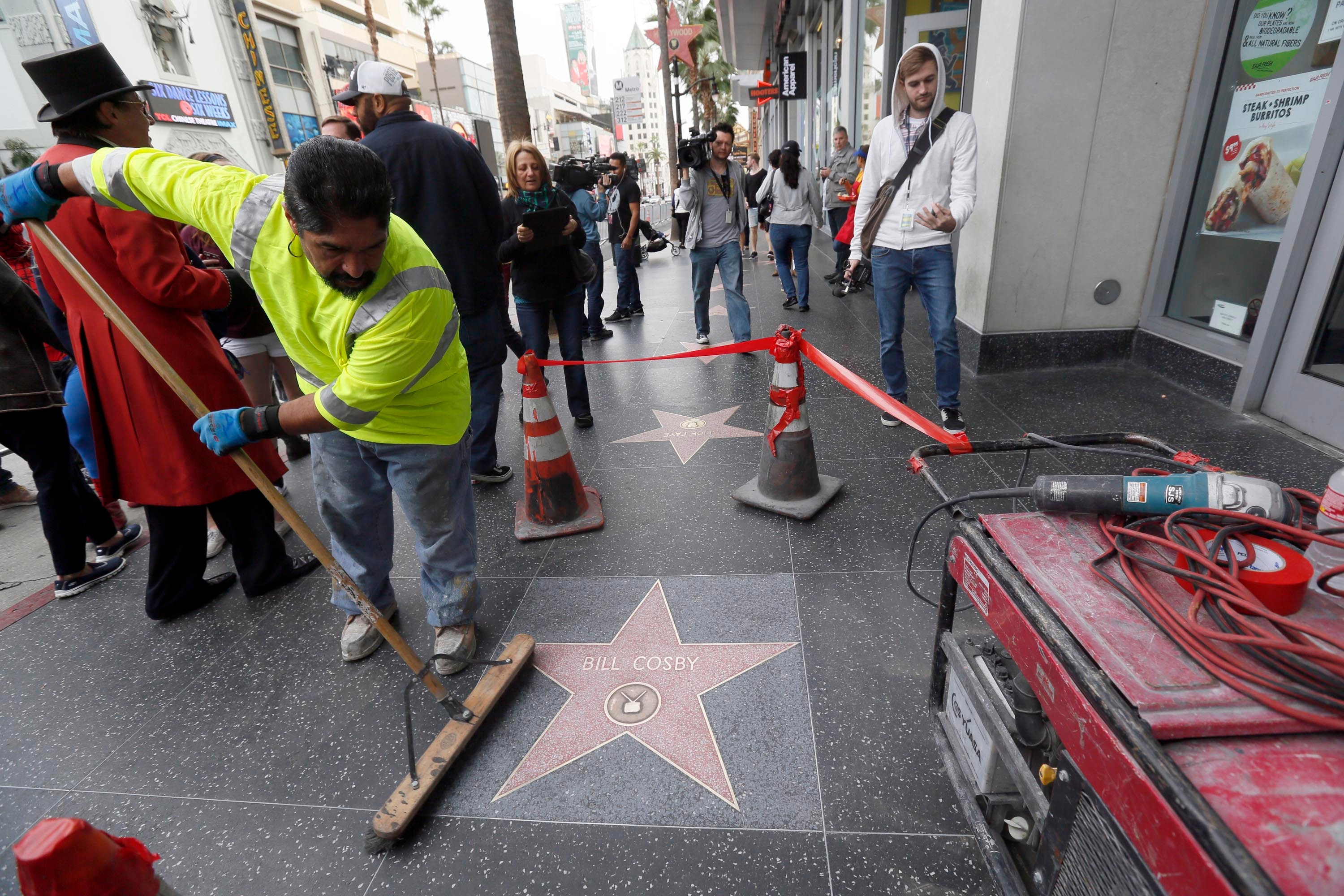 Crew remove graffiti on Cosby's Hollywood star | Fox News