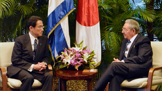 Cuba: Fidel Castro makes rare appearance with Raul to meet Japanese ...