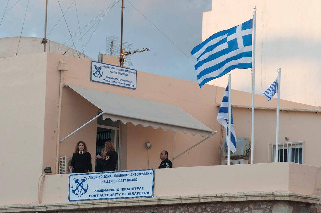 Hundreds of migrants on crippled ship off Crete | Fox News