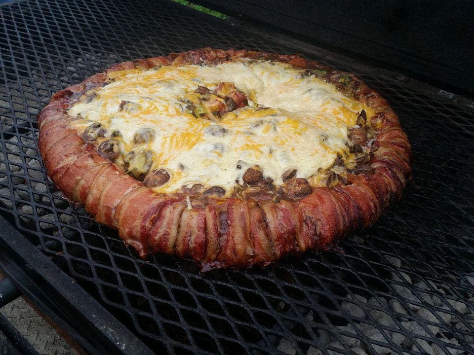 This giant burger-pizza has a crust made entirely of ground beef | Fox News