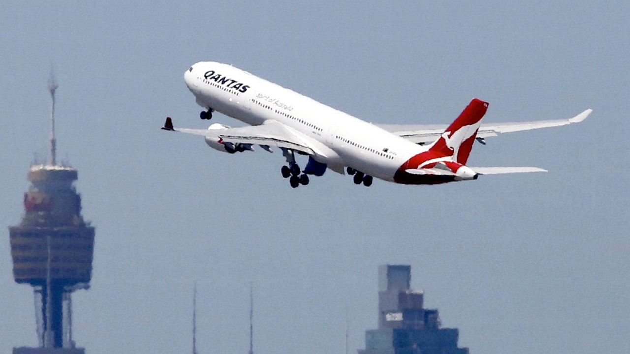 Flight from Los Angeles sent into nosedive for 10 seconds after hitting ...