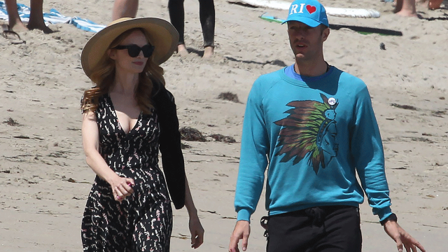 Chris Martin and Heather Graham beach stroll sparks dating rumors | Fox ...