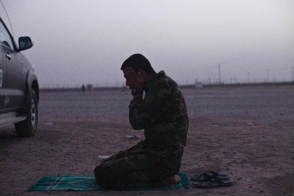 Iraqi fighters break their Ramadan fast on the IS front line | Fox News