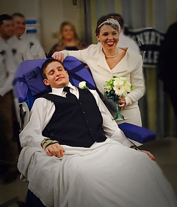 Secret Service agent paralyzed after crash gets married in hospital ...