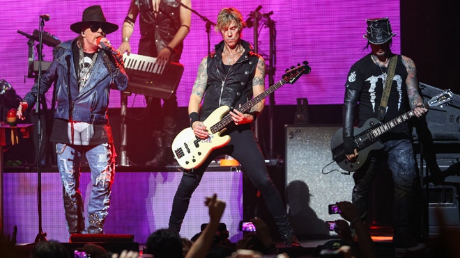 Surprise Guns N' Roses LA concert draws ticket-seeking crowd | Fox News