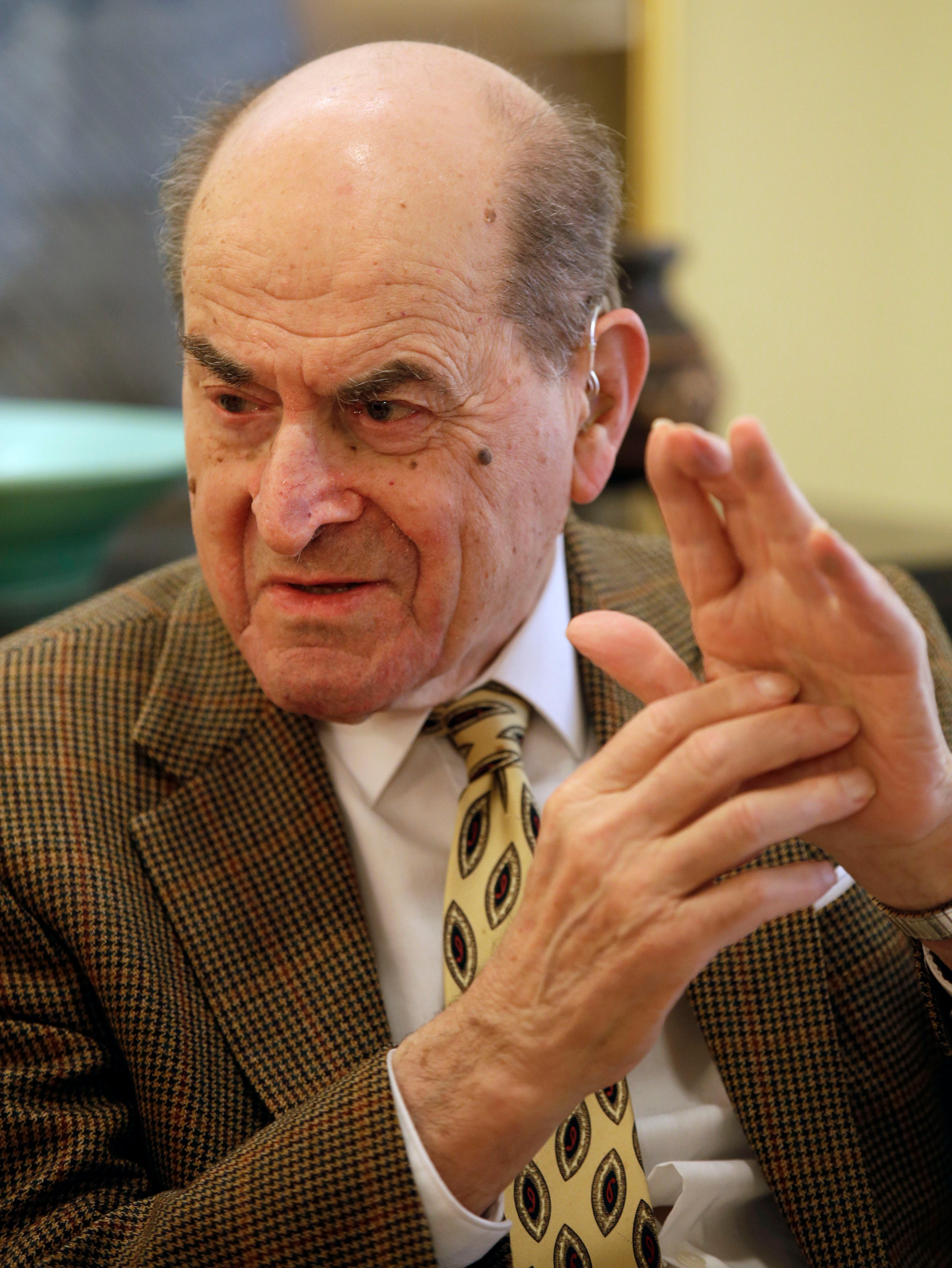 96-year-old Heimlich uses namesake maneuver on choking woman | Fox News