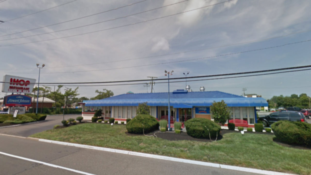 'Recovering addict' picks up IHOP tab for EMTs | Fox News