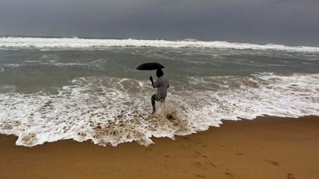 Thousands flee as massive cyclone tears into India's coast reportedly ...