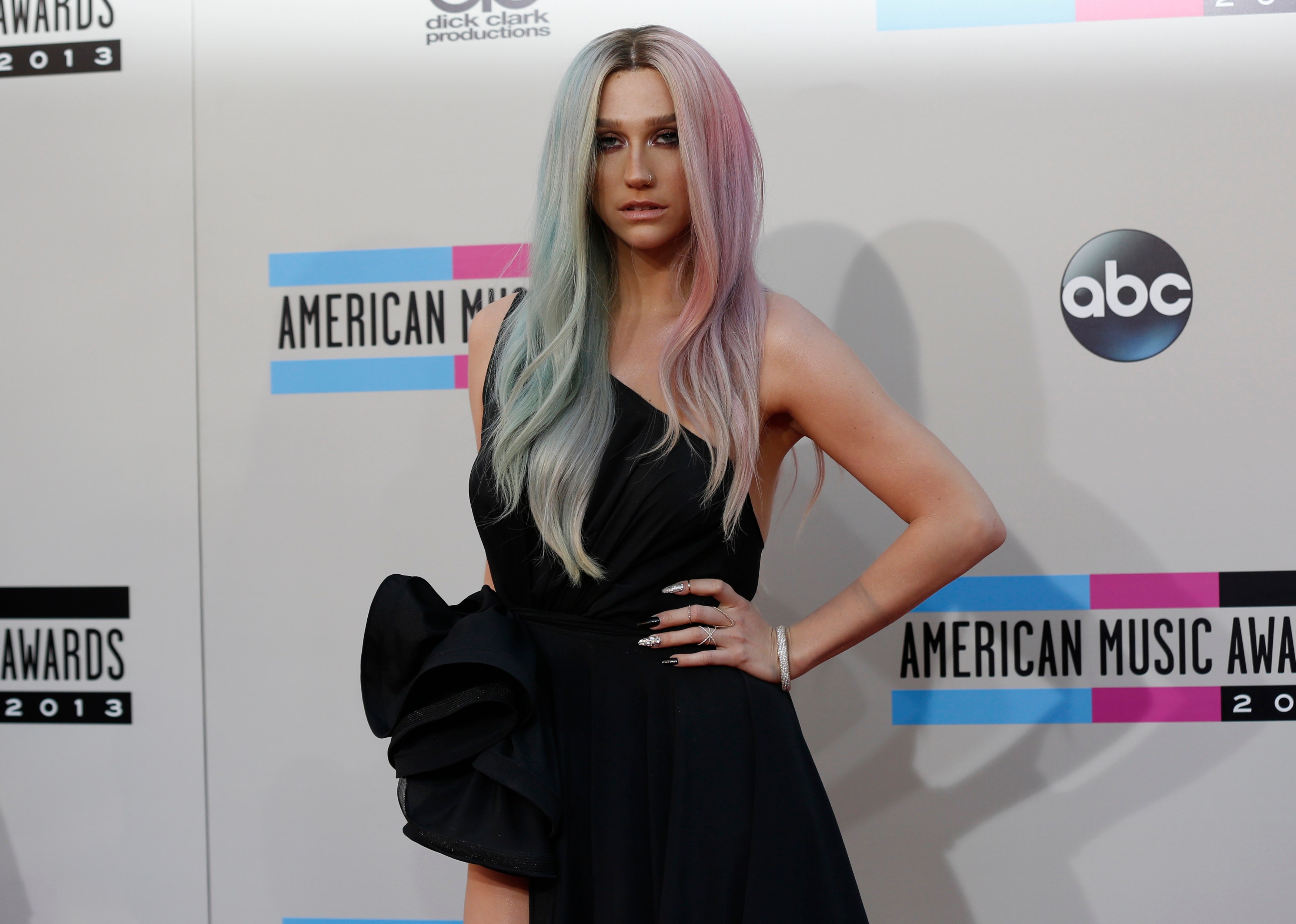 Singer's mom entering rehab for 'post-traumatic stress' | Fox News