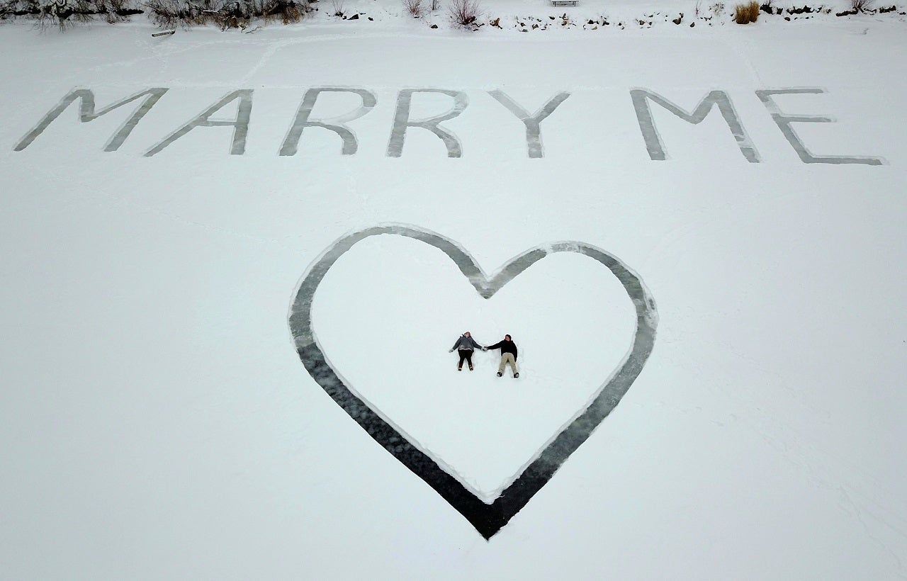 Aviation student's 'Marry Me' proposal seen, and accepted, in the air ...