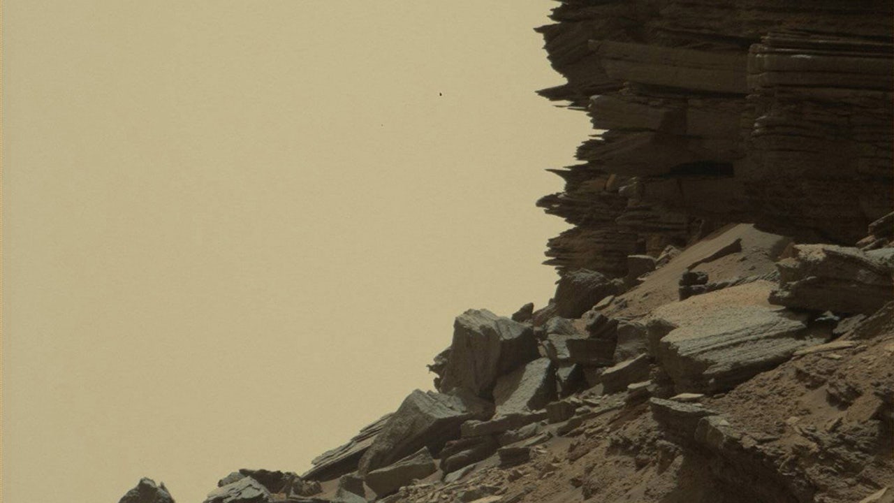 Curiosity rover sends back striking images of Mars rock formations ...