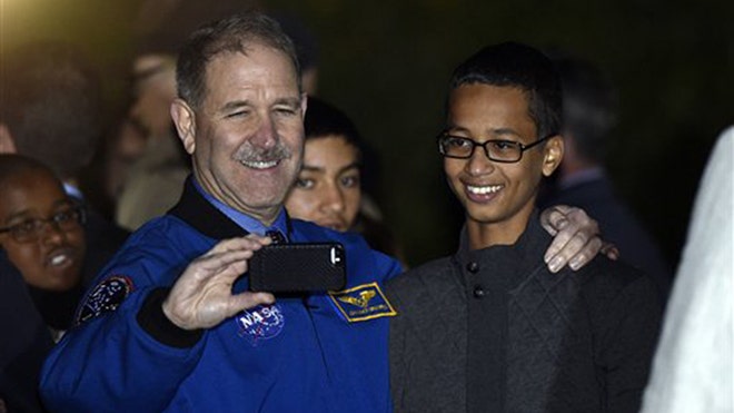 Obama meets controversial Texas 'clock boy' at White House reception ...