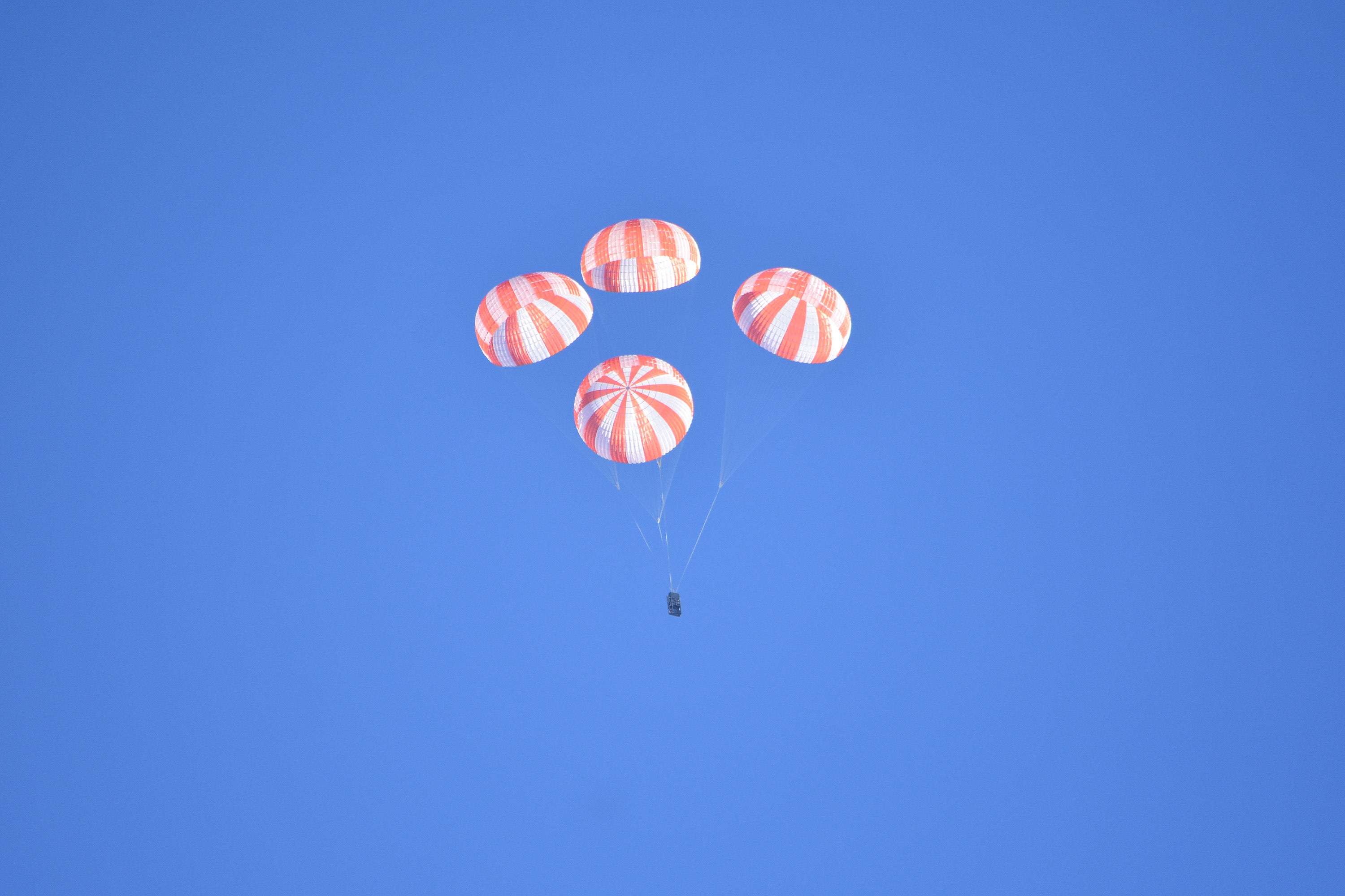 SpaceX tests spacecraft parachutes that will land astronauts back on ...