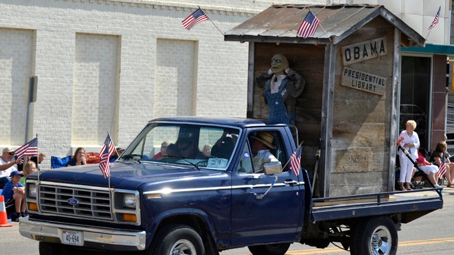 Parade float targeting Obama's future presidential library draws ...