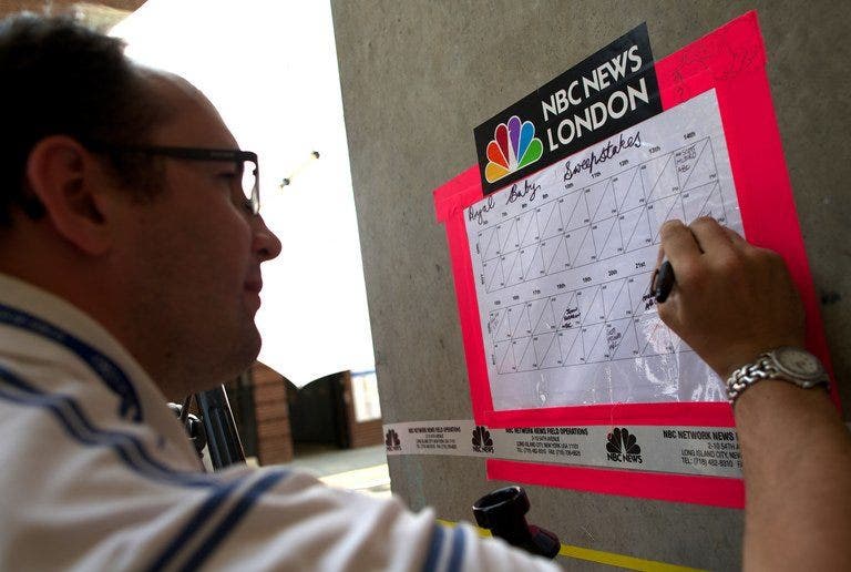 Media scrum grows outside Kate's London hospital | Fox News