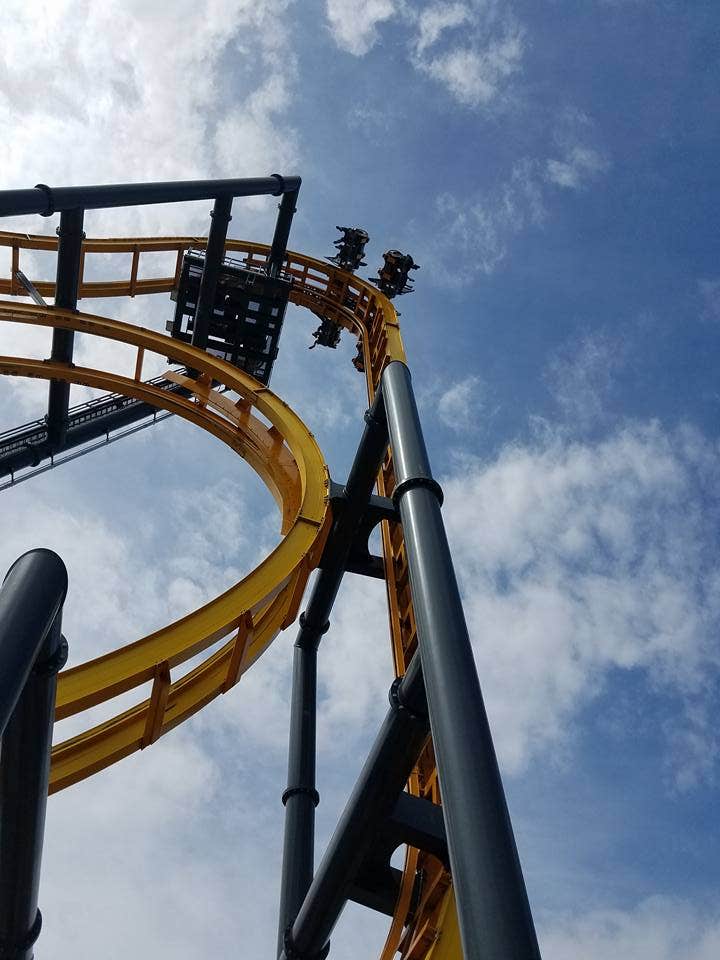 Six Flags Batman roller coaster glitch leaves riders dangling ...