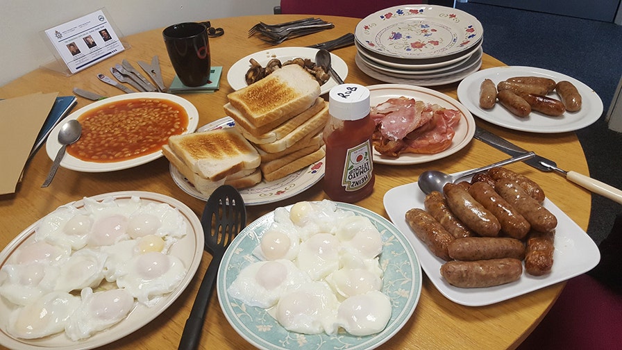 Police breakfast photo stirs controversy on Twitter | Fox News