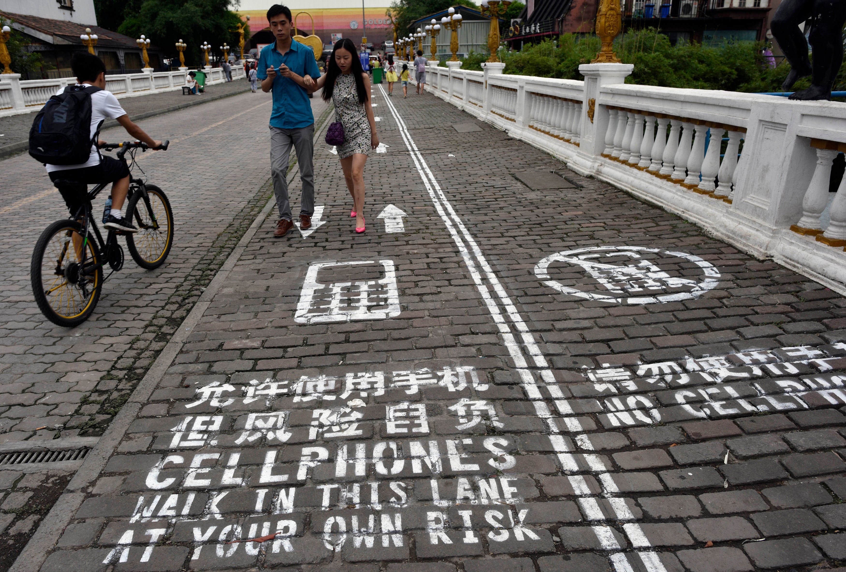 Texting while walking: Who's responsible for safety? | Fox News