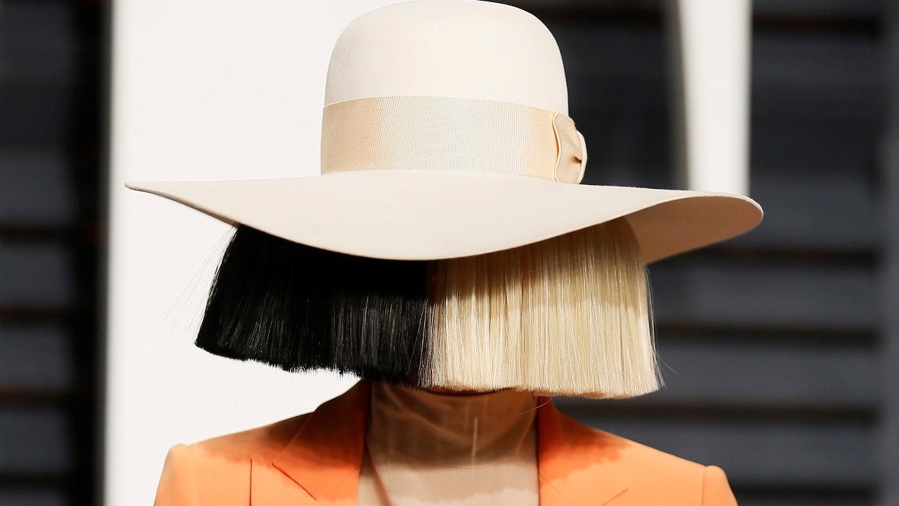 Sia tweets photo of her bare butt after hearing image was being shopped ...