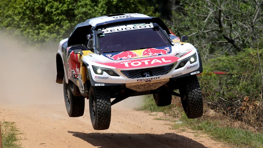 Video captures moment Dakar racer crashes off cliff | Fox News