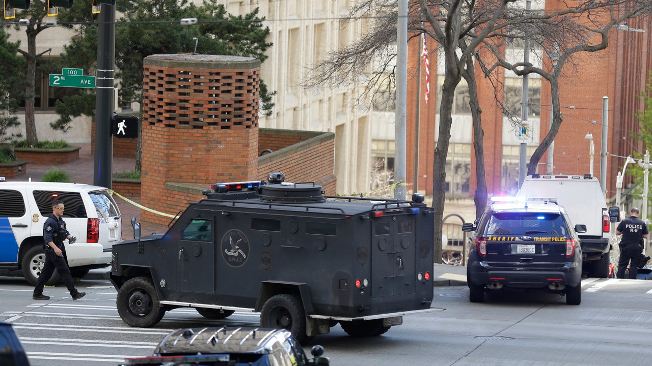 2 Seattle police officers shot, one suspect dead after robbery | Fox News
