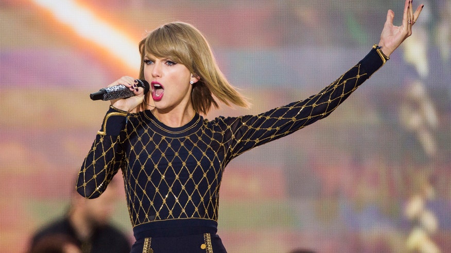 Watch 14-year-old Taylor Swift in hilarious 8th grade class project ...