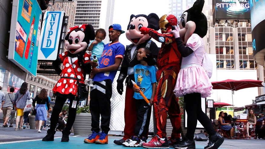 Mickey Mouse busted for conning Times Square tourist | Fox News