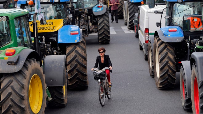 French farmers stage 1,000-strong tractor protest in Paris | Fox News
