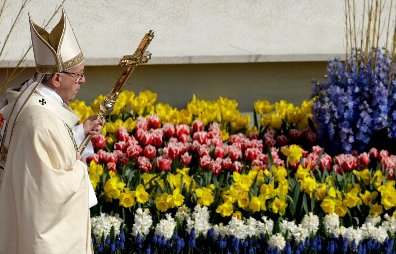 Thousands fill the Vatican as pope celebrates Easter Sunday | Fox News