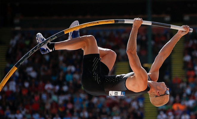 Patriotic pause: US soldier-Olympian stops pole vault mid-stride as ...