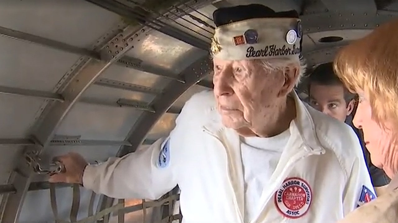 WWII veteran takes flight in B-17 bomber for 99th birthday | Fox News