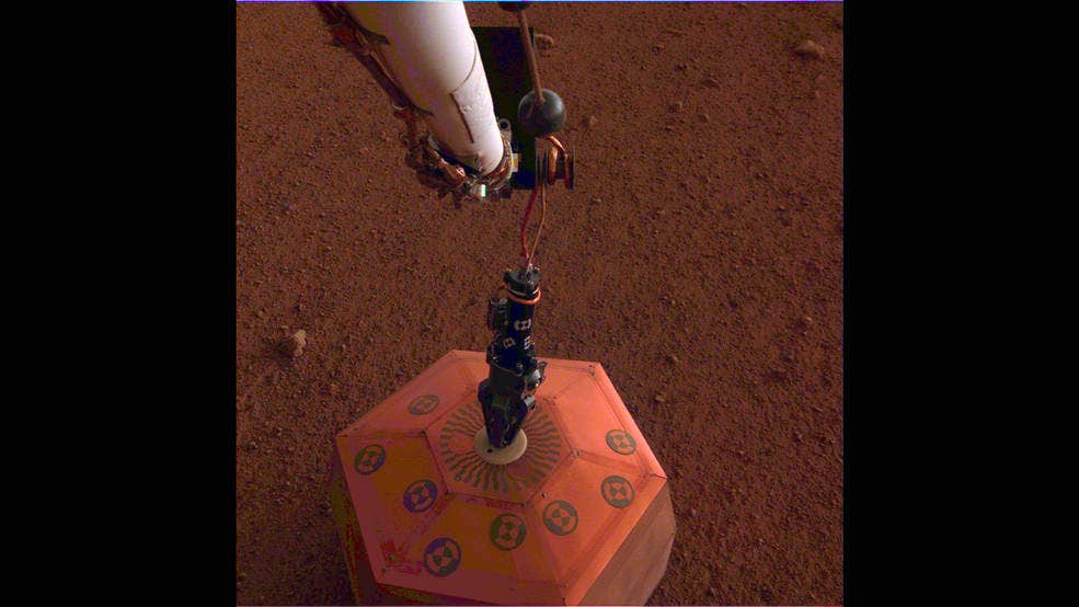 NASA's InSight Mars Lander 'listens' for marsquakes on the Red Planet ...