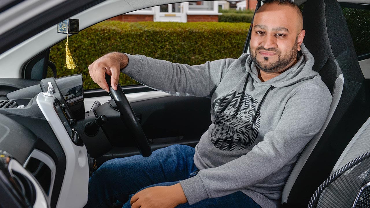 One-armed driving instructor teaches stick-shift skills | Fox News