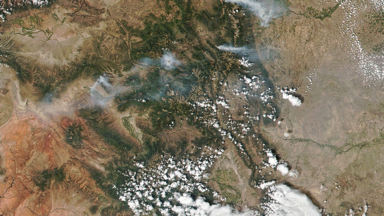 Colorado wildfires burn more than 130,000 acres, smoke spotted from ...
