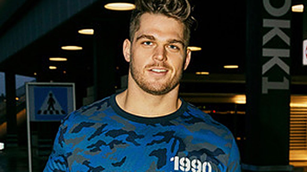 NFL center fights fatphobia in his downtime as plus-size model | Fox News