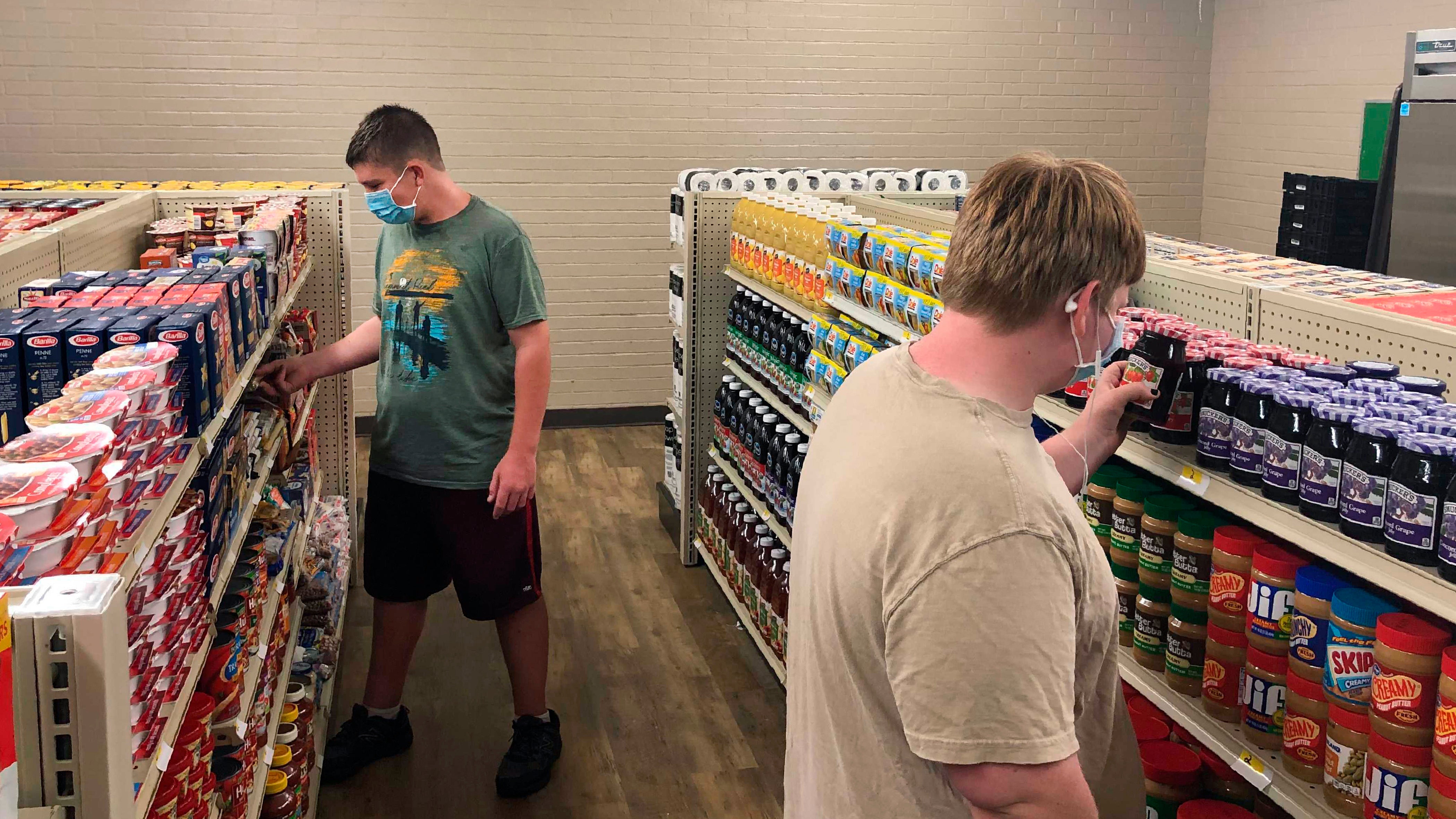 Texas grocery store run by high school students gives free food to ...