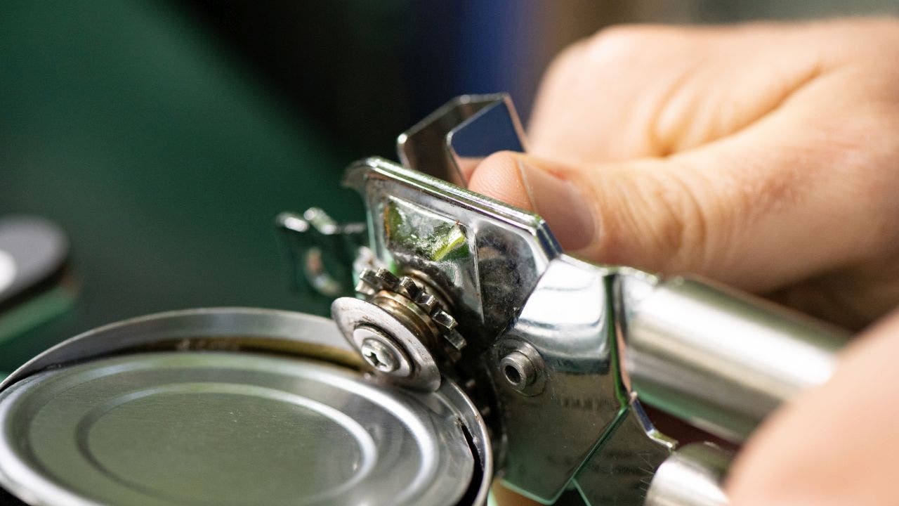 Dad refused to open bean can for daughter, enraging Twitter: ‘Do the ...