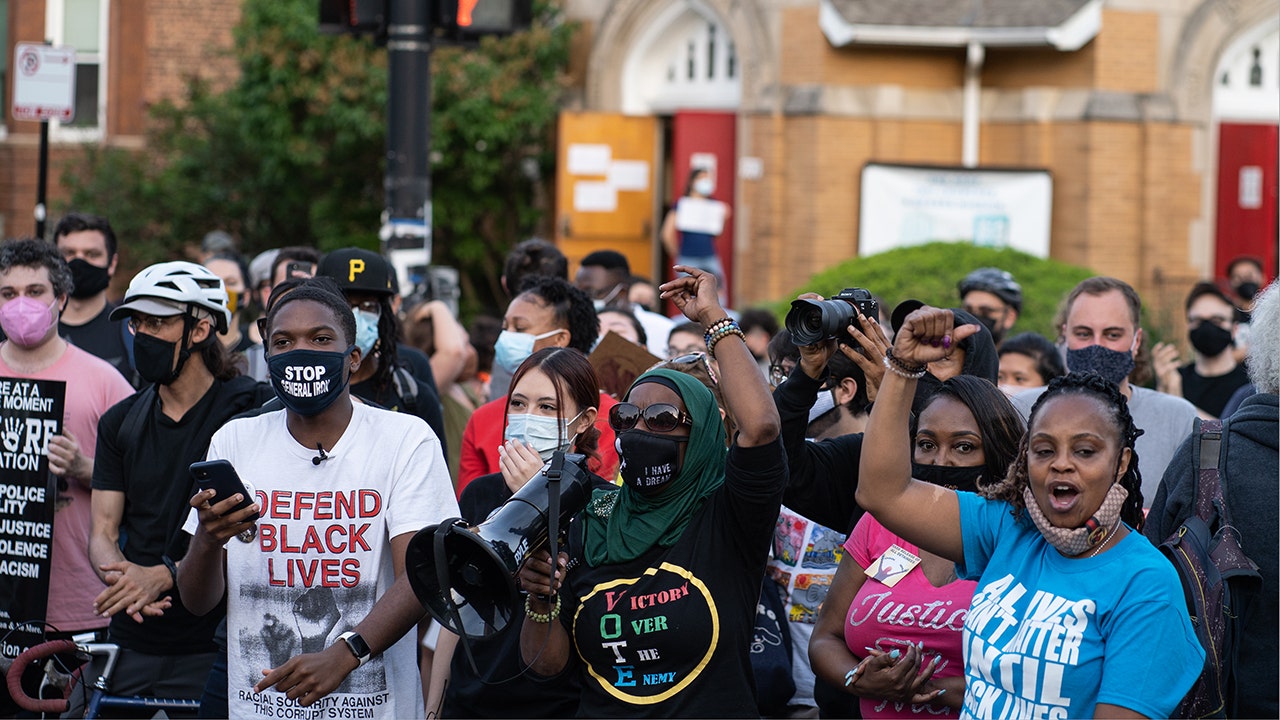 Protesters chant outside Chicago Mayor Lori Lightfoot's home: 'It's not ...