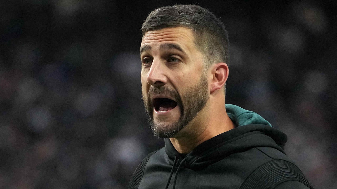 Eagles fan pelts Nick Sirianni with bouquet of flowers after loss to ...