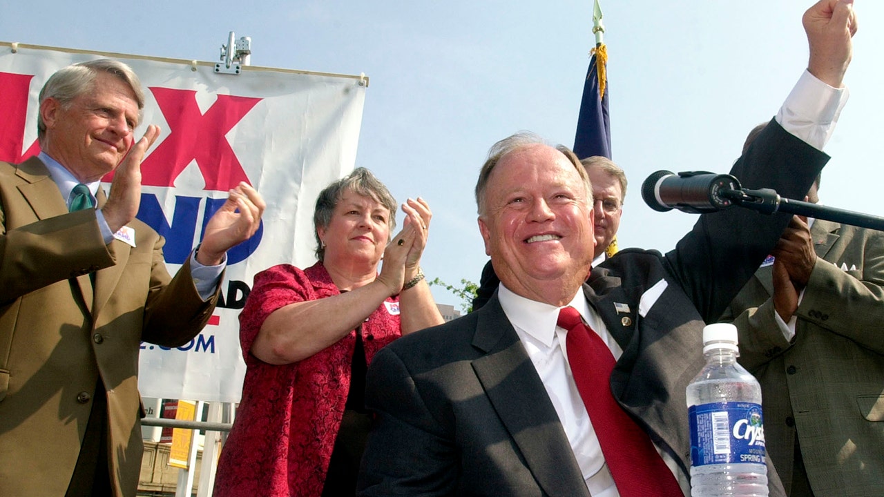 Former senator and veteran Max Cleland dies | Fox News