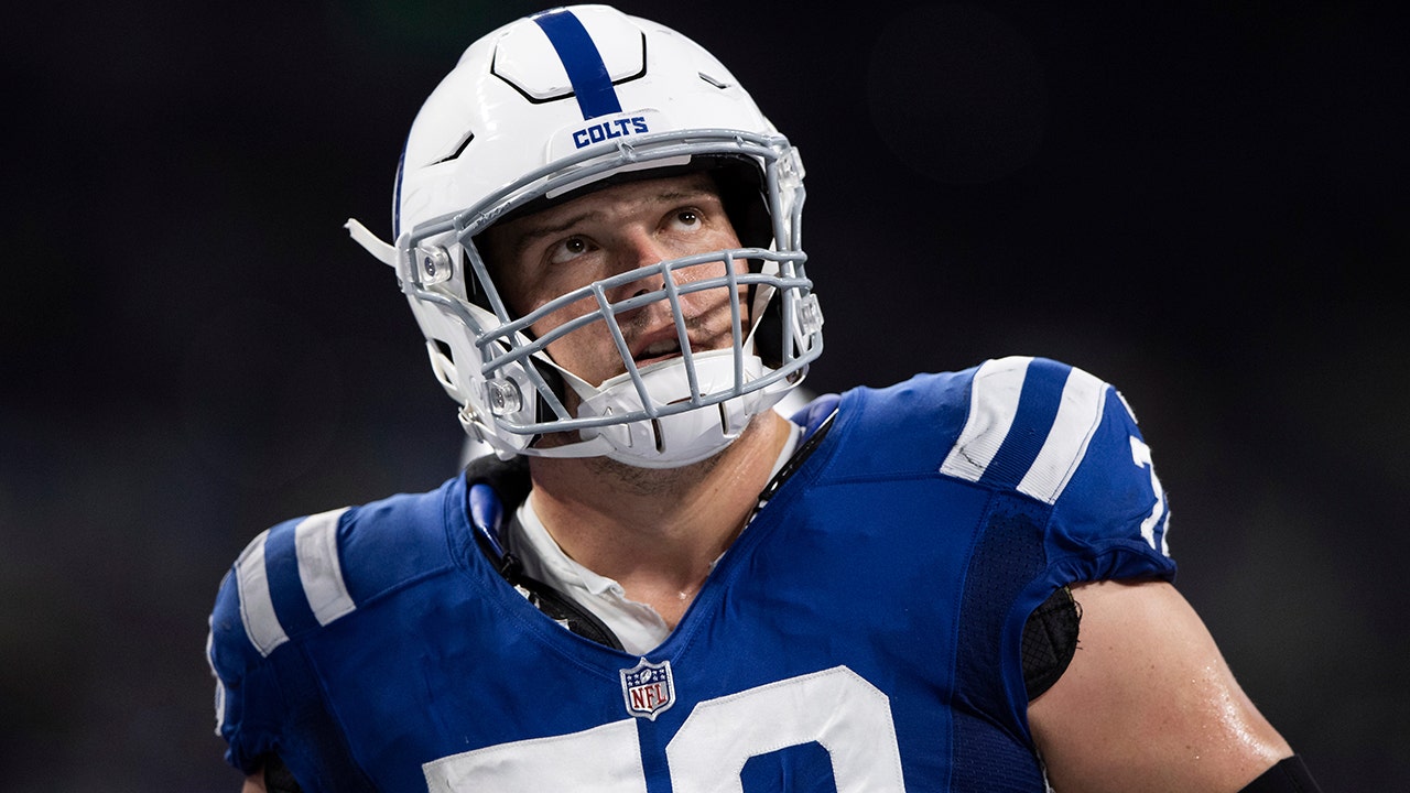 Grieving Kelly makes emotional return to Colts headquarters | Fox News