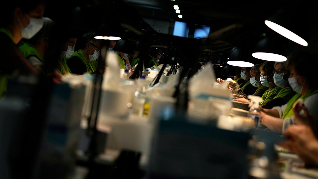 COVID-19 omicron variant brings gloom into the new year | Fox News