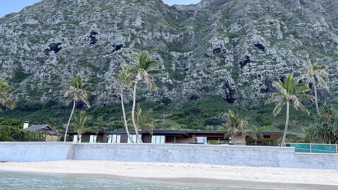 Obama spotted maskless, surrounded by masked construction workers at ...