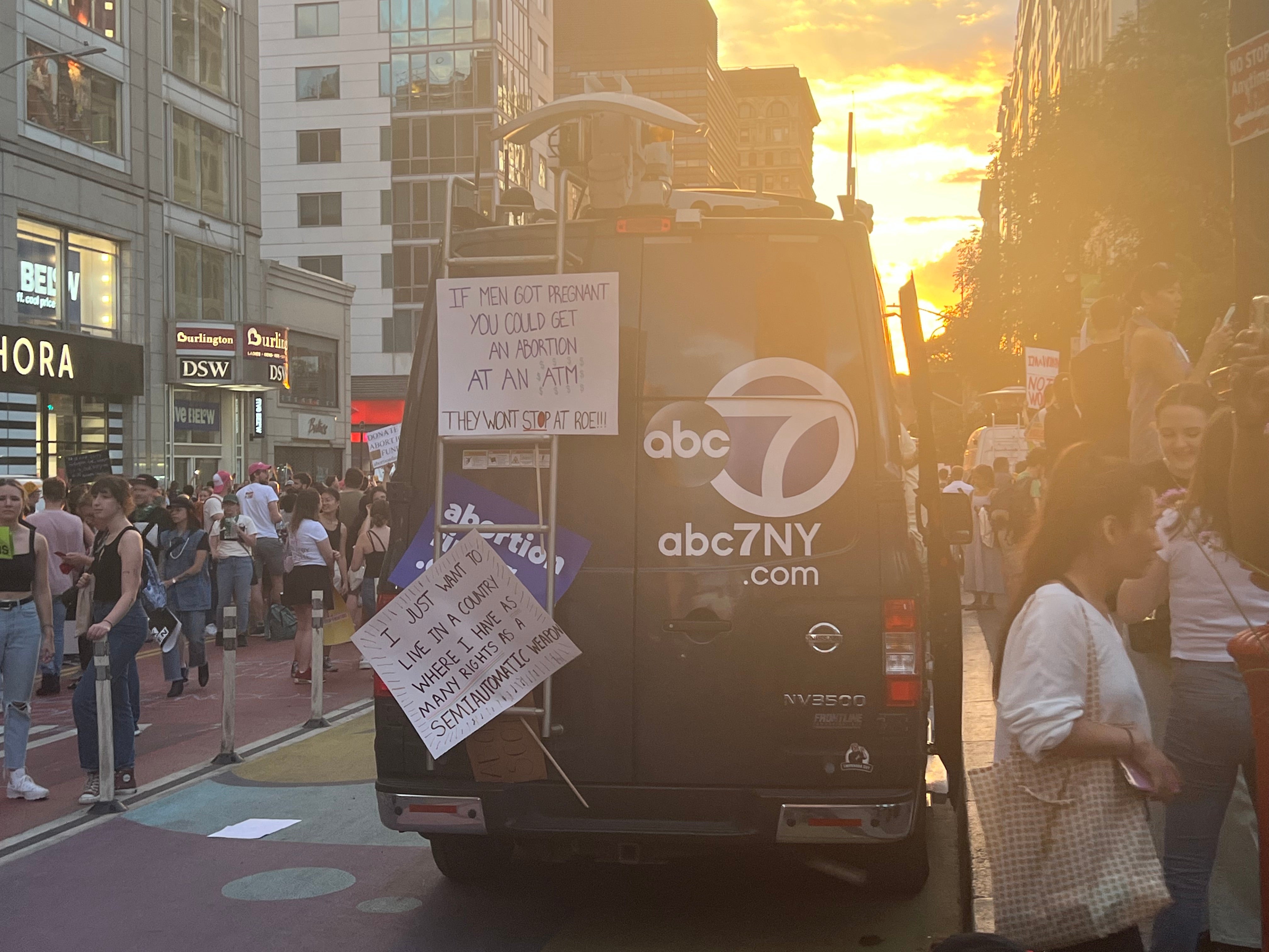 Supreme Court overturns Roe v. Wade: Photos of protesters, crowds ...