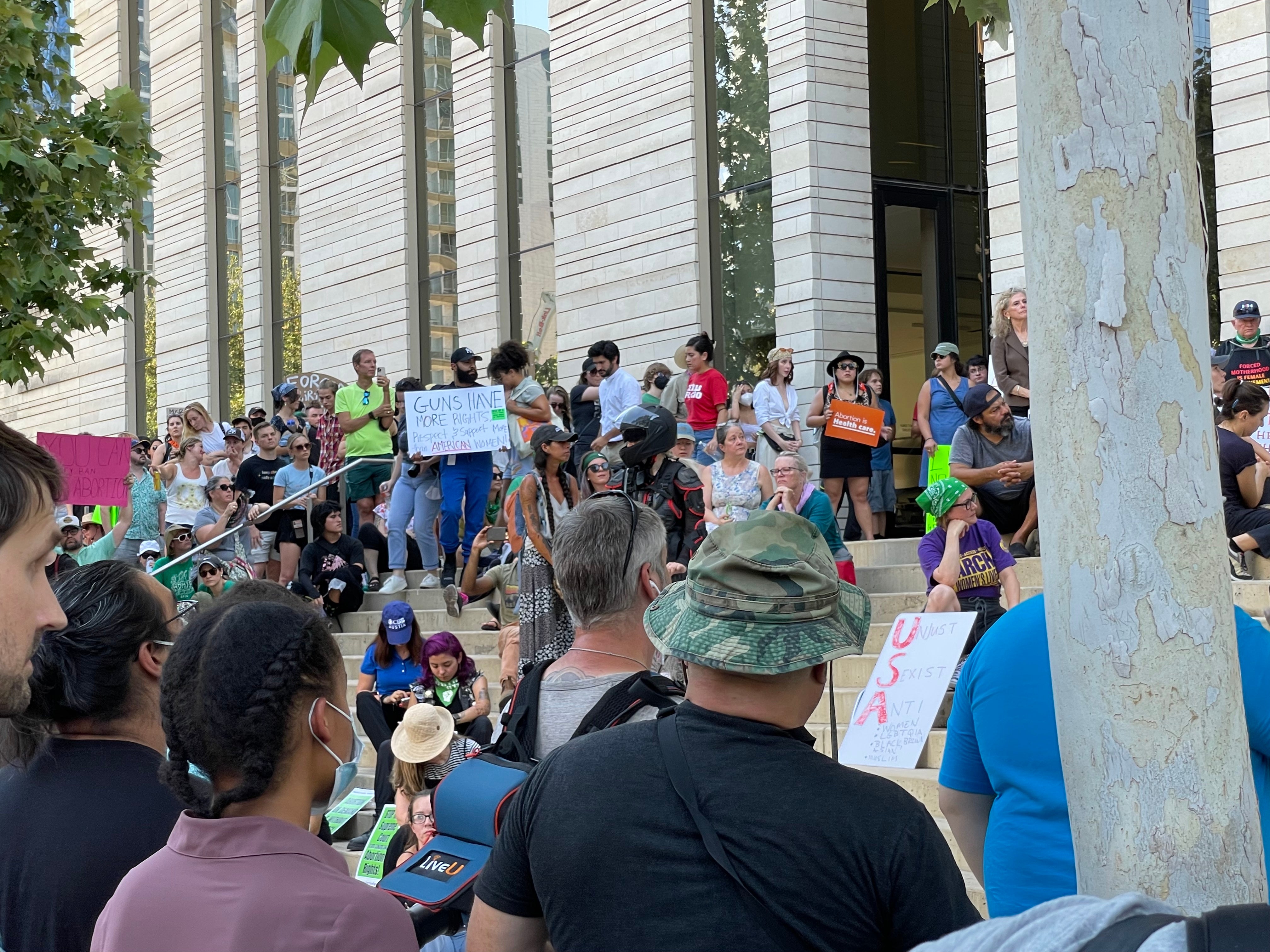 Supreme Court overturns Roe v. Wade: Photos of protesters, crowds ...