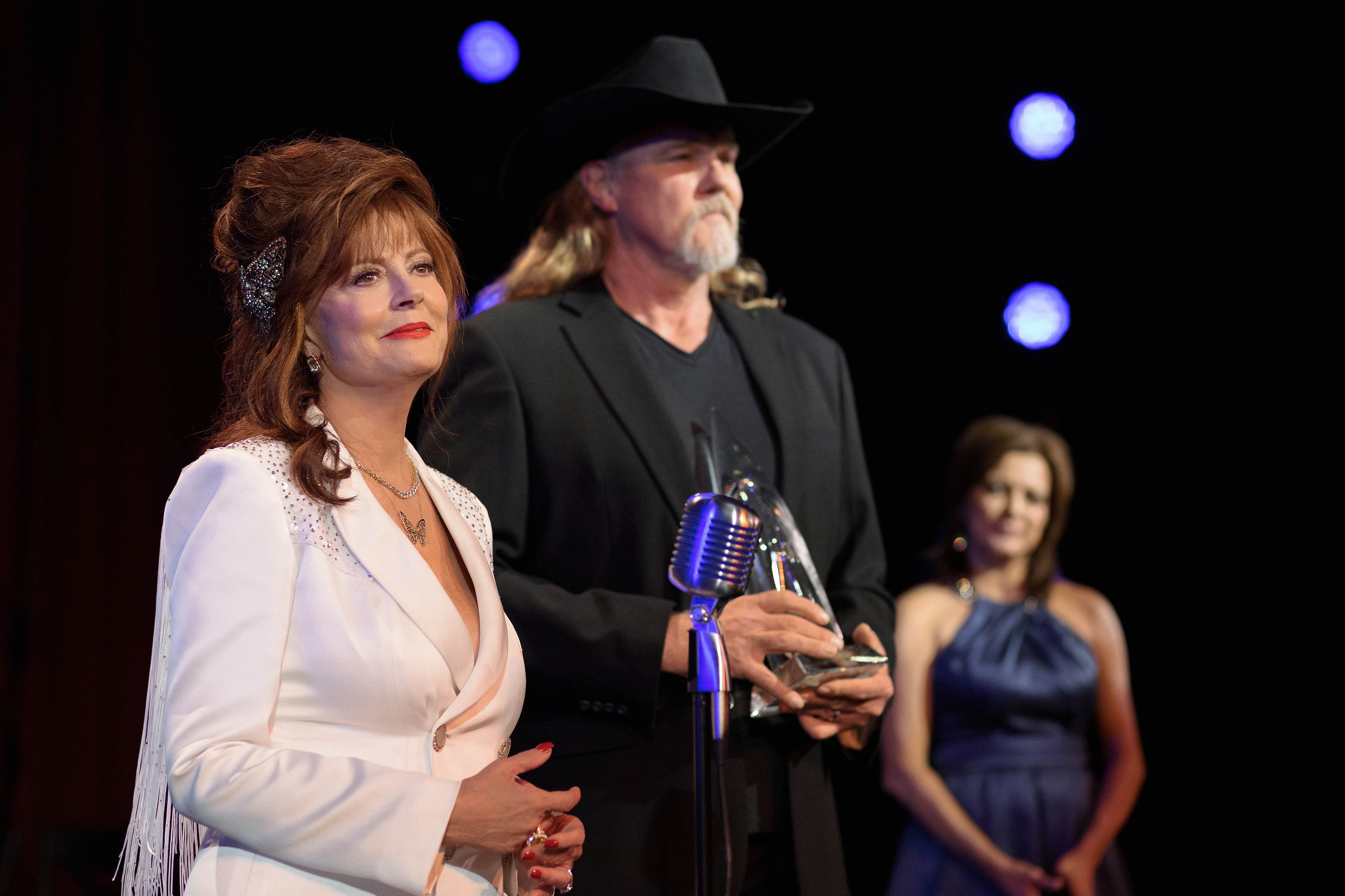 'Monarch' star Trace Adkins had doctors 'fuse' detached finger after ...