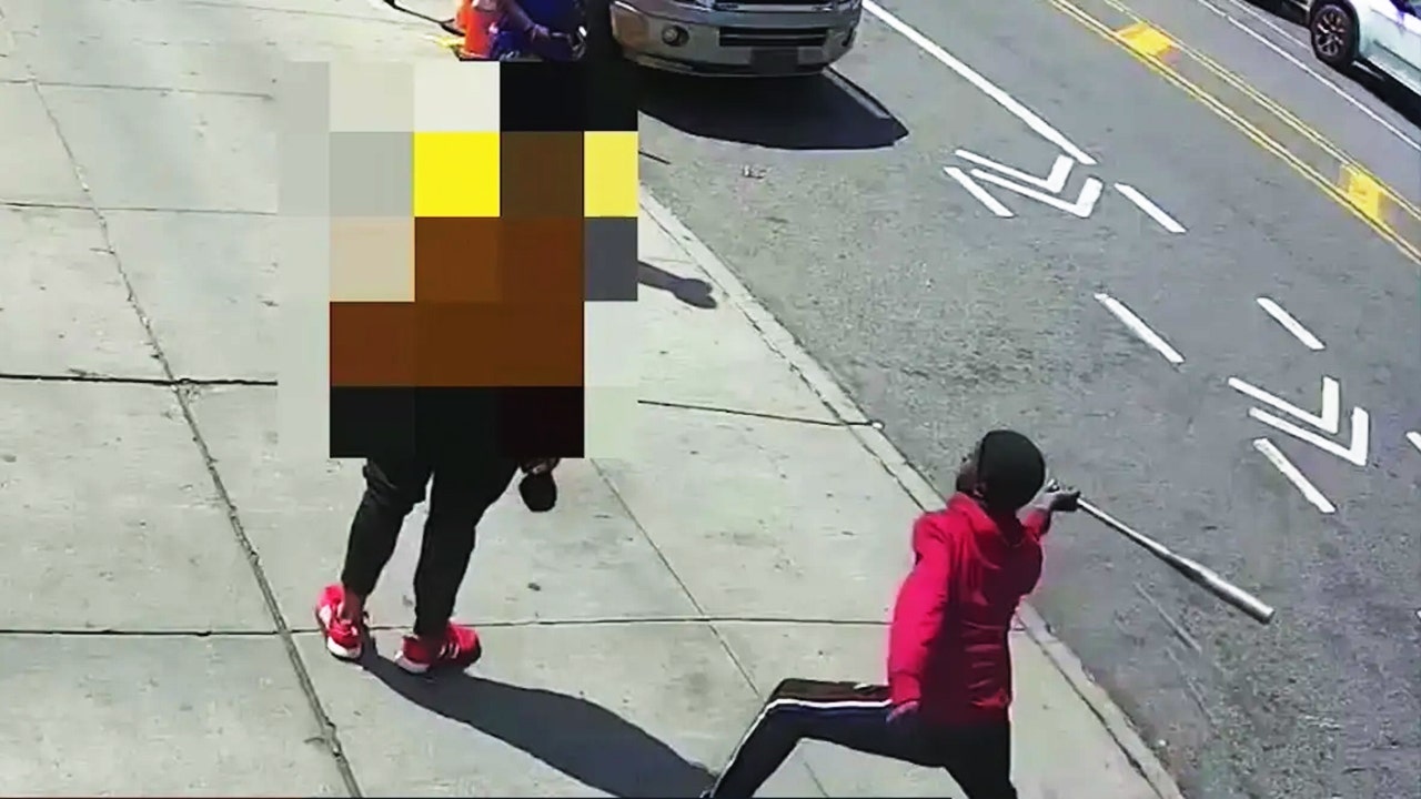 NYPD searching for 3 men following broad daylight bat attack | Fox News