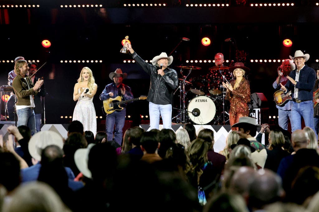 Alan Jackson receives CMAs lifetime achievement award, thanks wife of ...